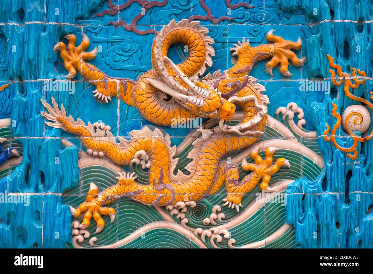 Traditional dragon palaces hi-res stock photography and images - Alamy