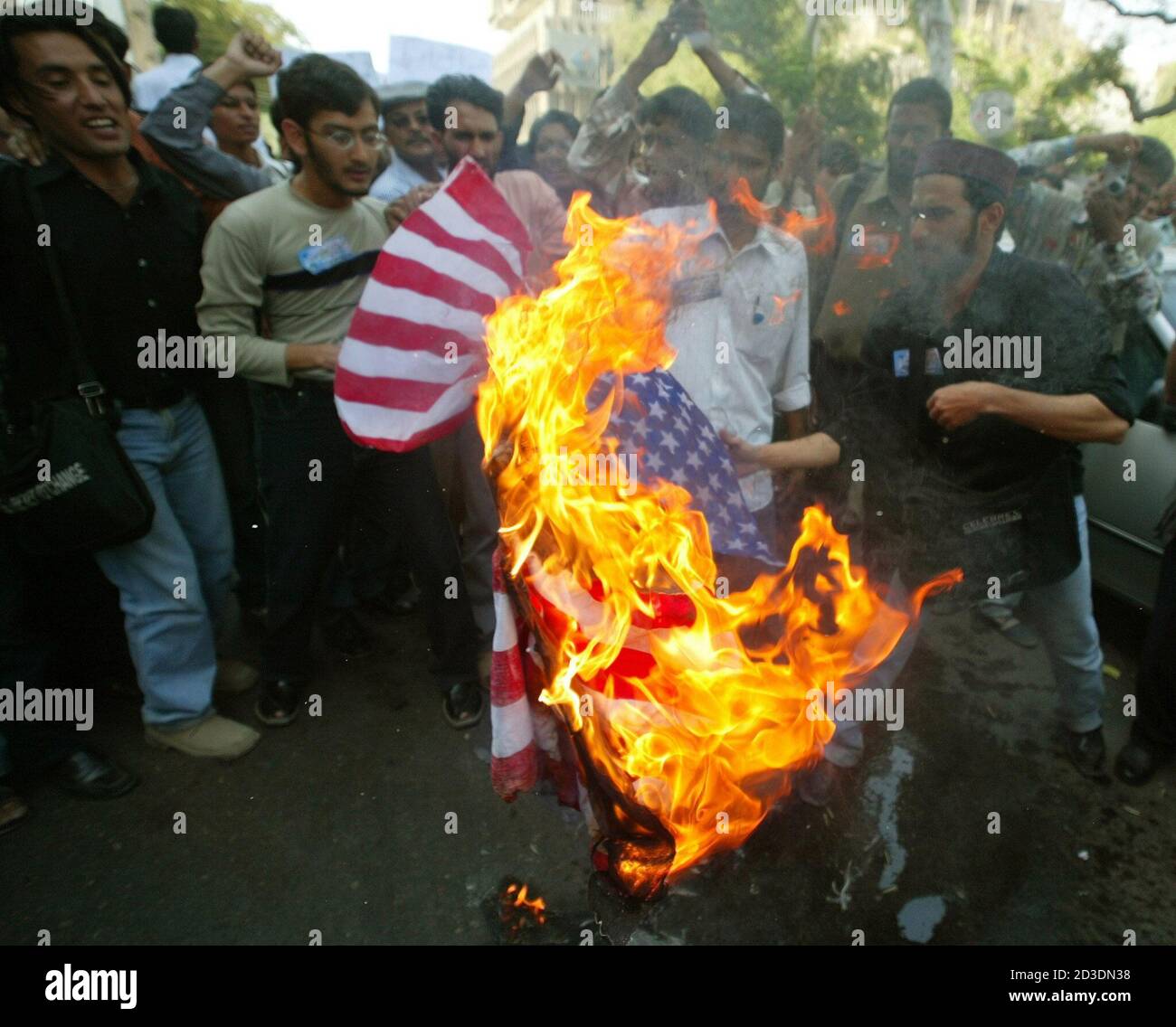 Pakistan flag burn hi-res stock photography and images - Alamy
