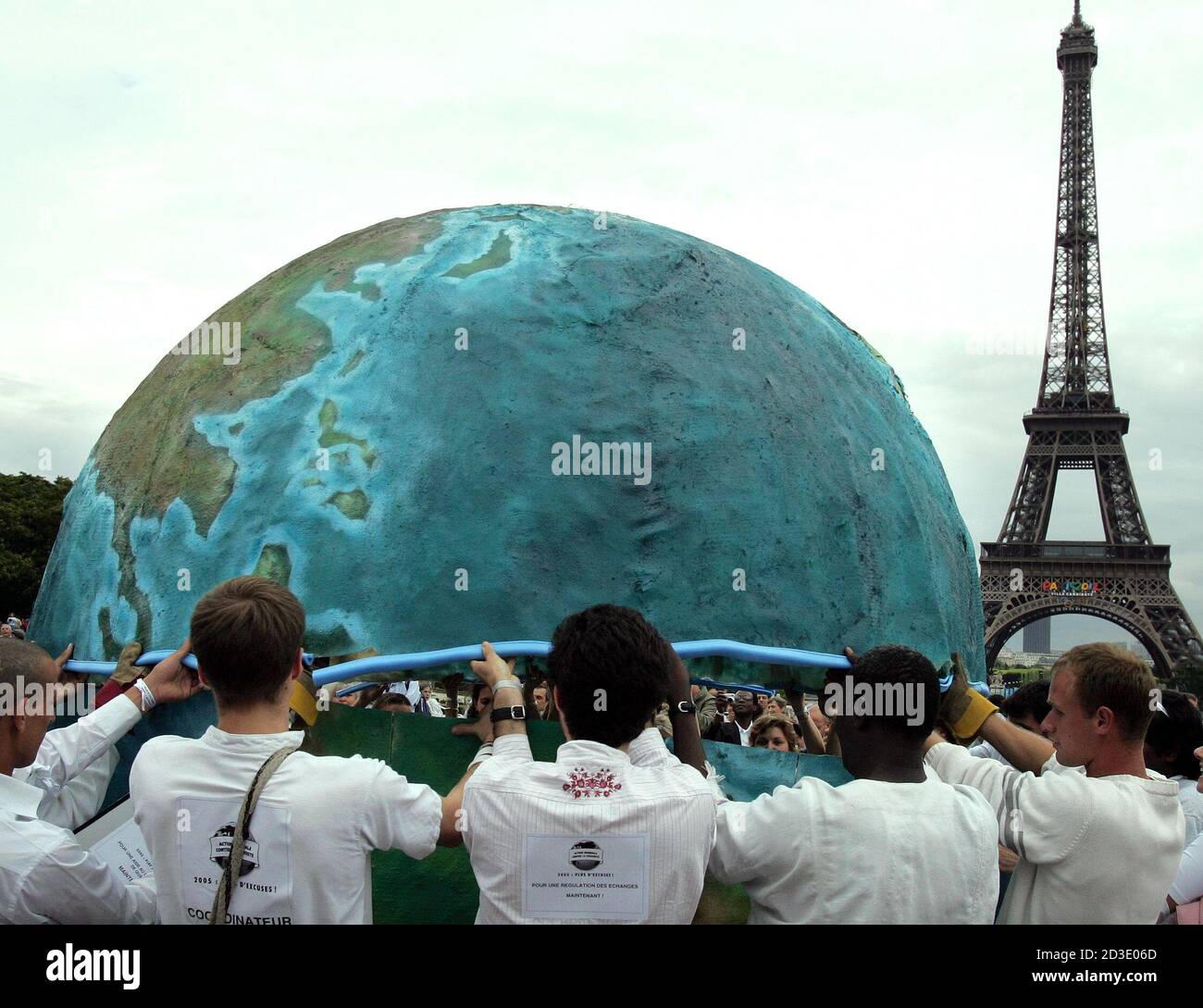 Poverty paris eiffel tower hi-res stock photography and images - Alamy