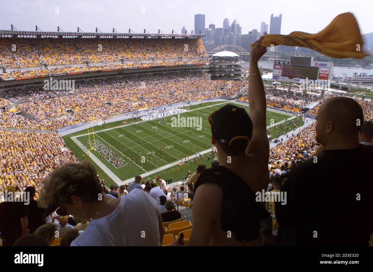 Pittsburgh steelers fans cheer in hi-res stock photography and images ...