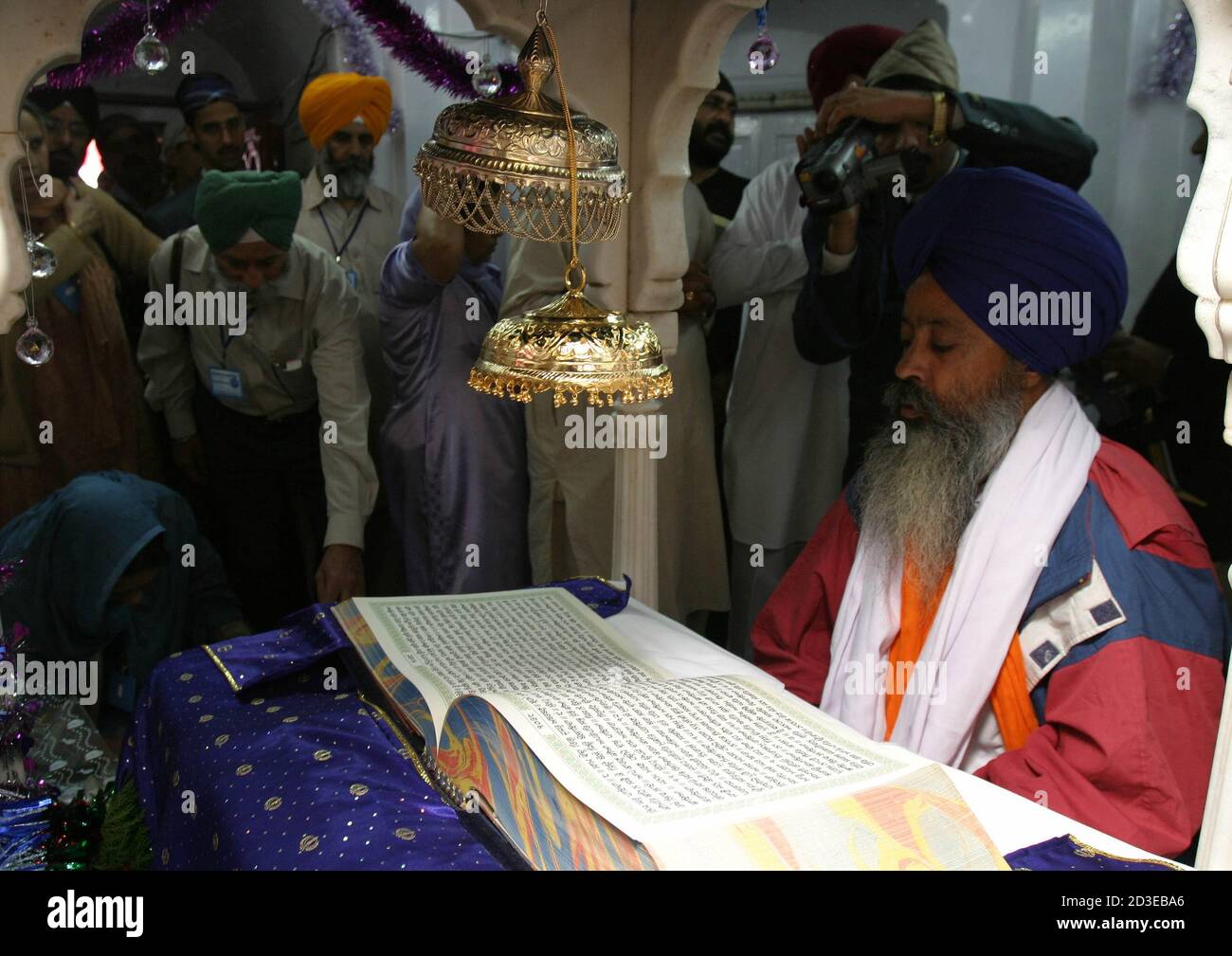 Sikh priest hi-res stock photography and images - Alamy