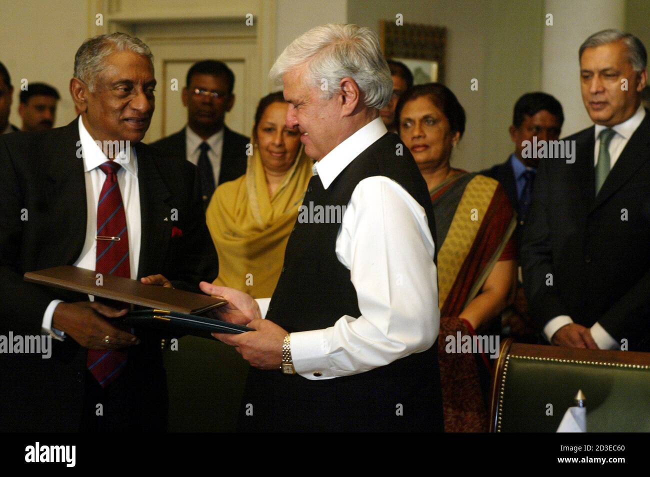 Pakistani assistance hi-res stock photography and images - Alamy