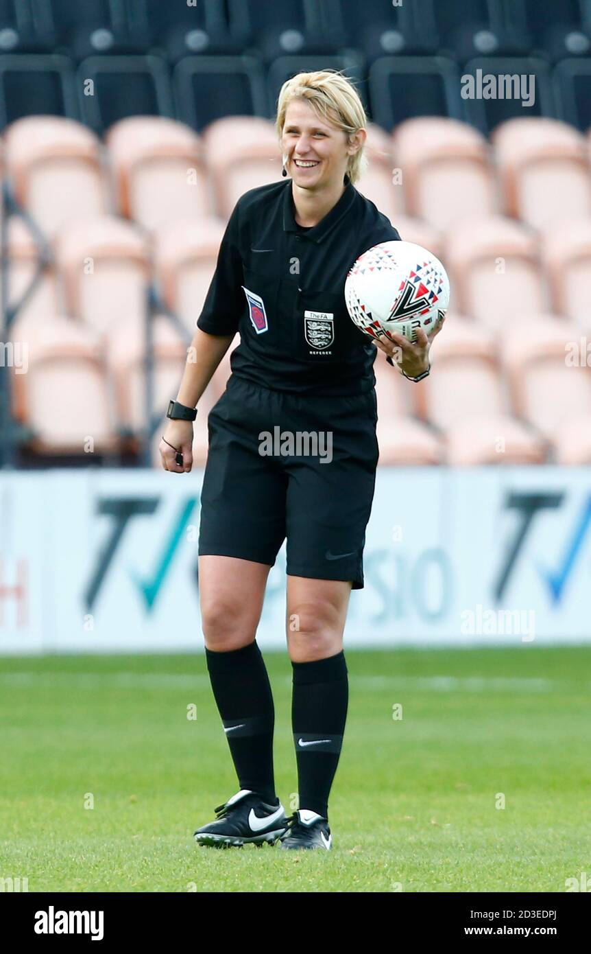 LONDON, ENGLAND - OCTOBER 07: Referee Sarah Garratt during Continental ...