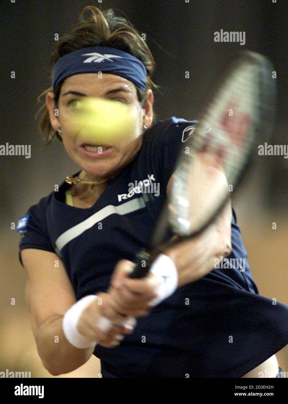 Arantxa sanchez vicario returns ball hi-res stock photography and ...