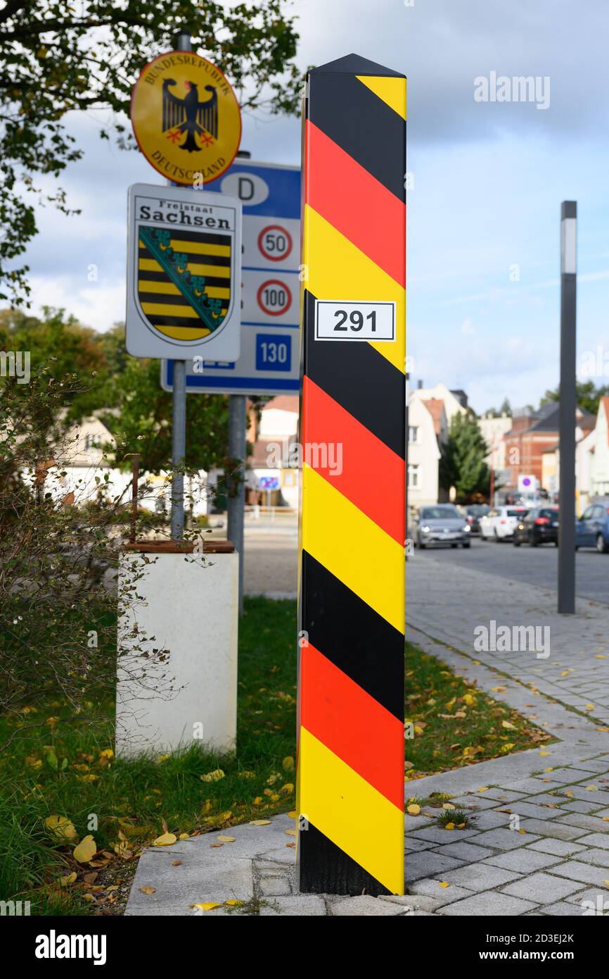 Bad Muskau, Germany. 08th Oct, 2020. A border post stands at the German ...