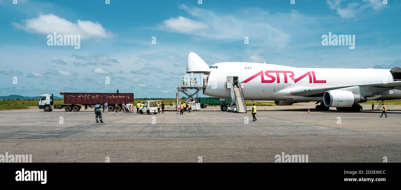 Air cargo nose loader hi-res stock photography and images - Alamy