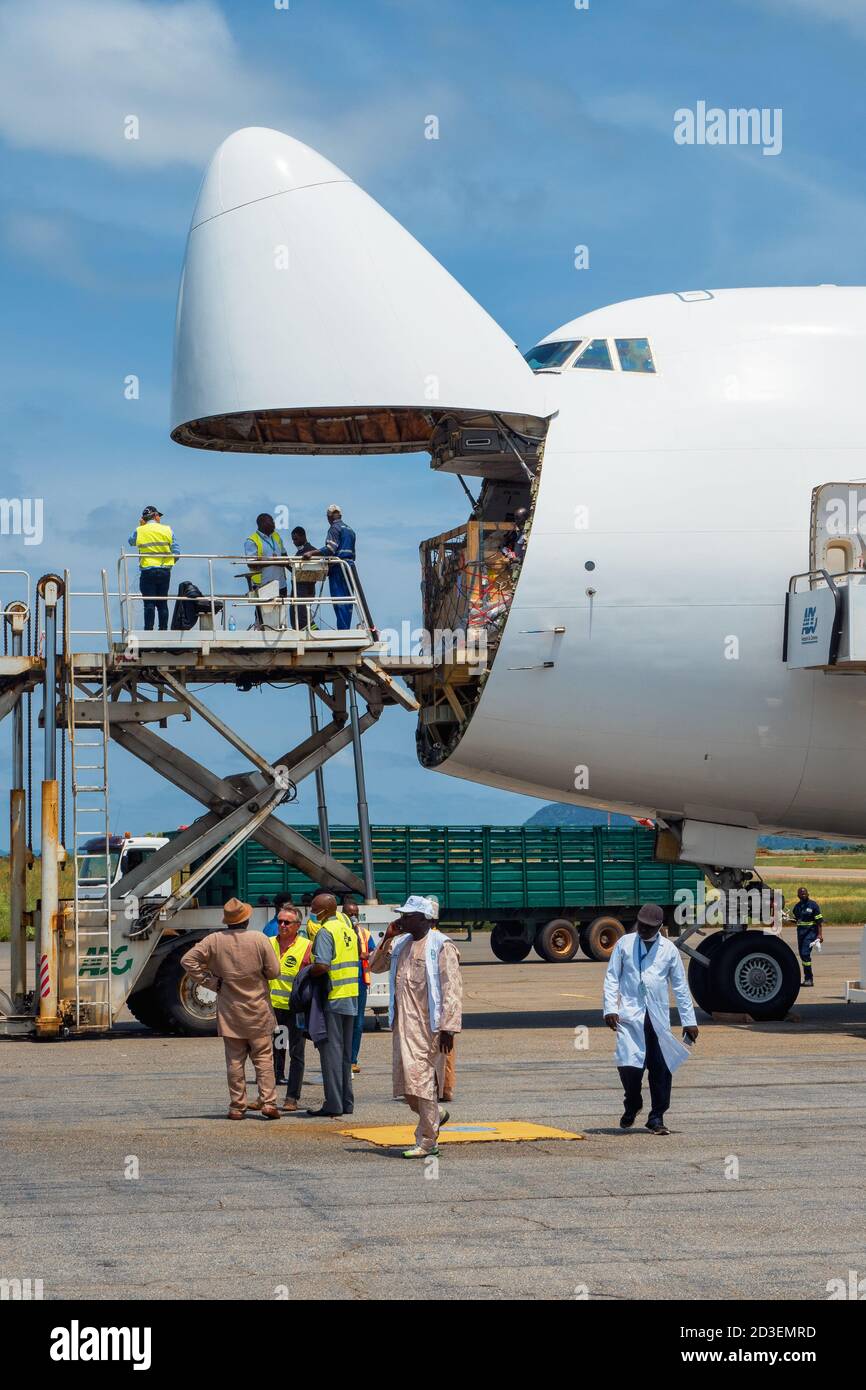 Air cargo nose loader hi-res stock photography and images - Alamy