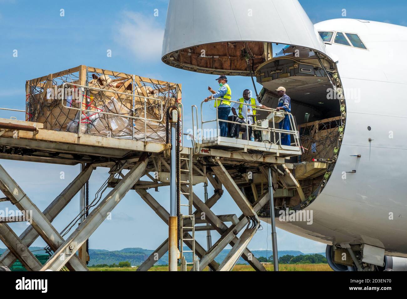 Air cargo nose loader hi-res stock photography and images - Alamy