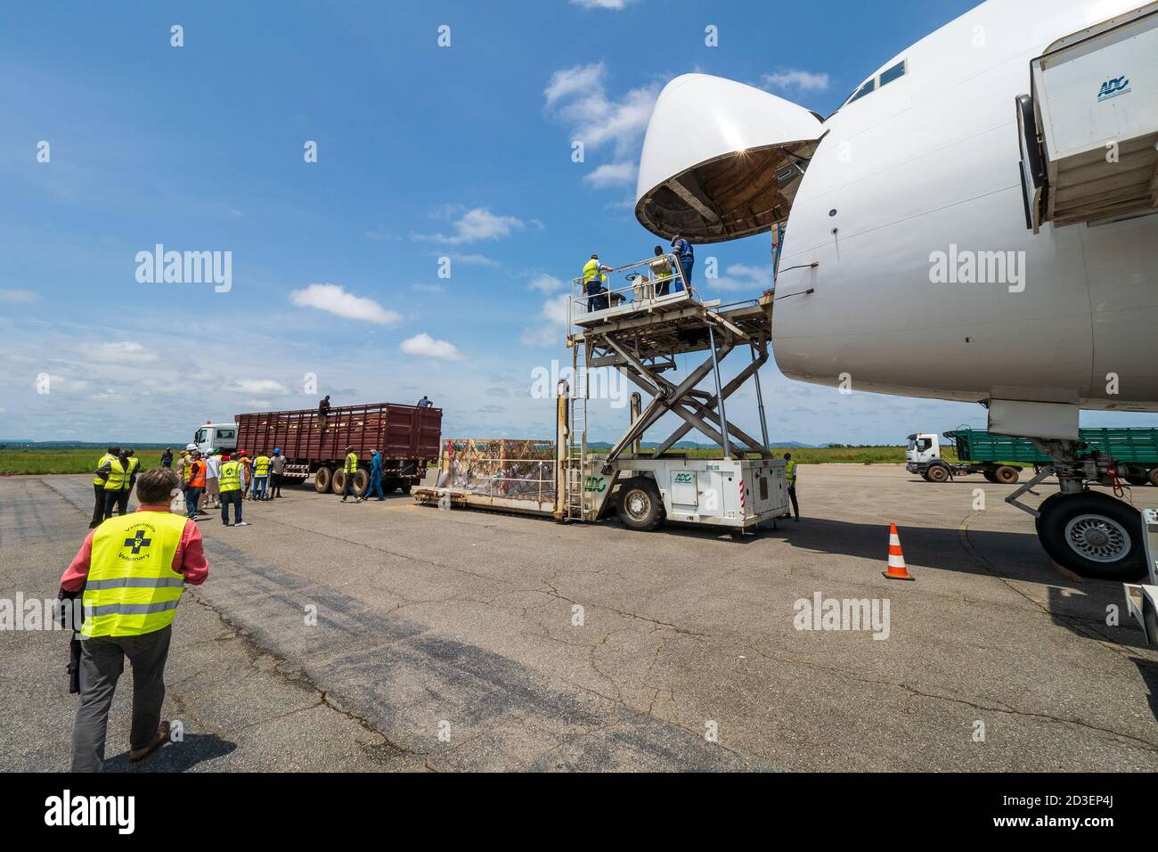 Air cargo nose loader hi-res stock photography and images - Alamy