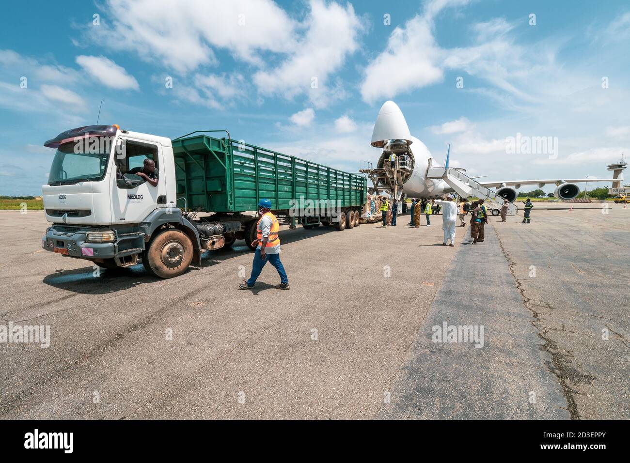 Air cargo nose loader hi-res stock photography and images - Alamy