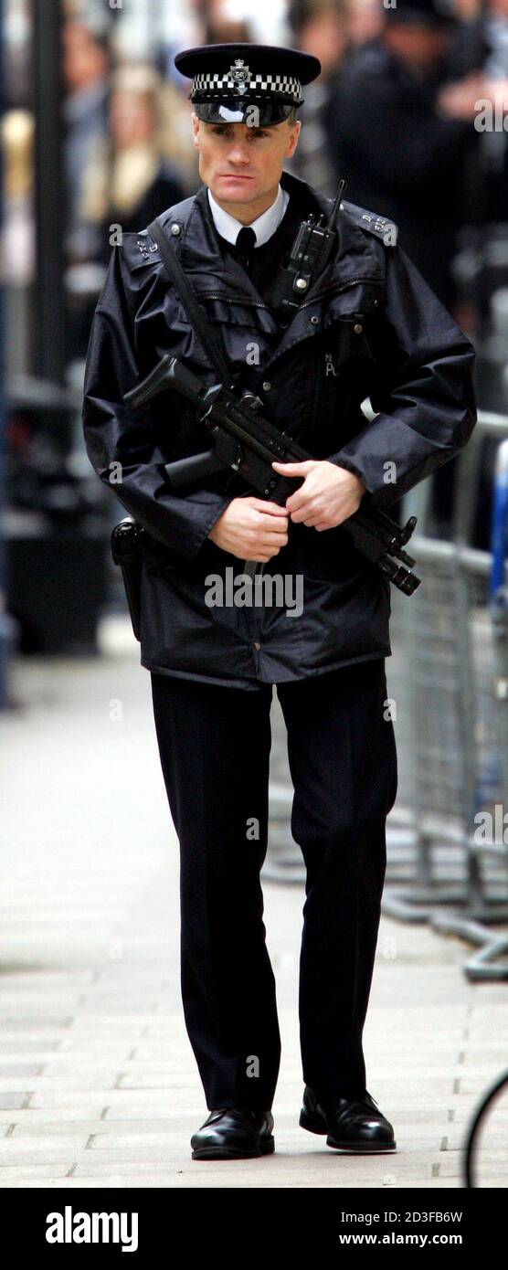 Police officer so19 armed hi-res stock photography and images - Alamy