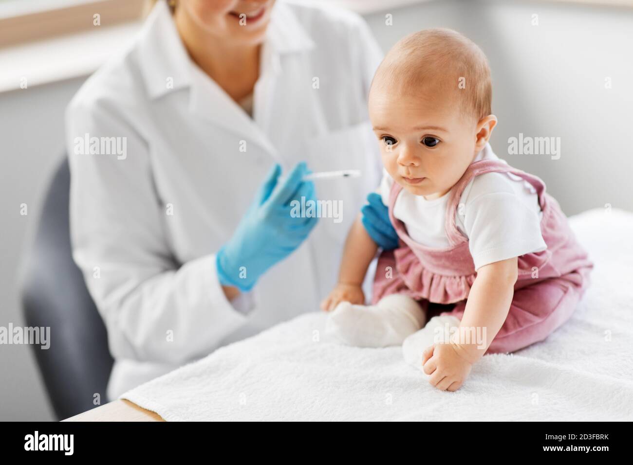 Doctor injection baby hi-res stock photography and images - Alamy