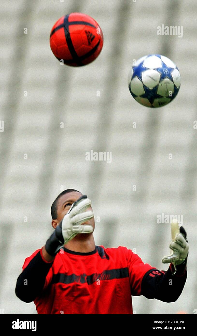 Ac milan goalkeeper dida hi-res stock photography and images - Alamy