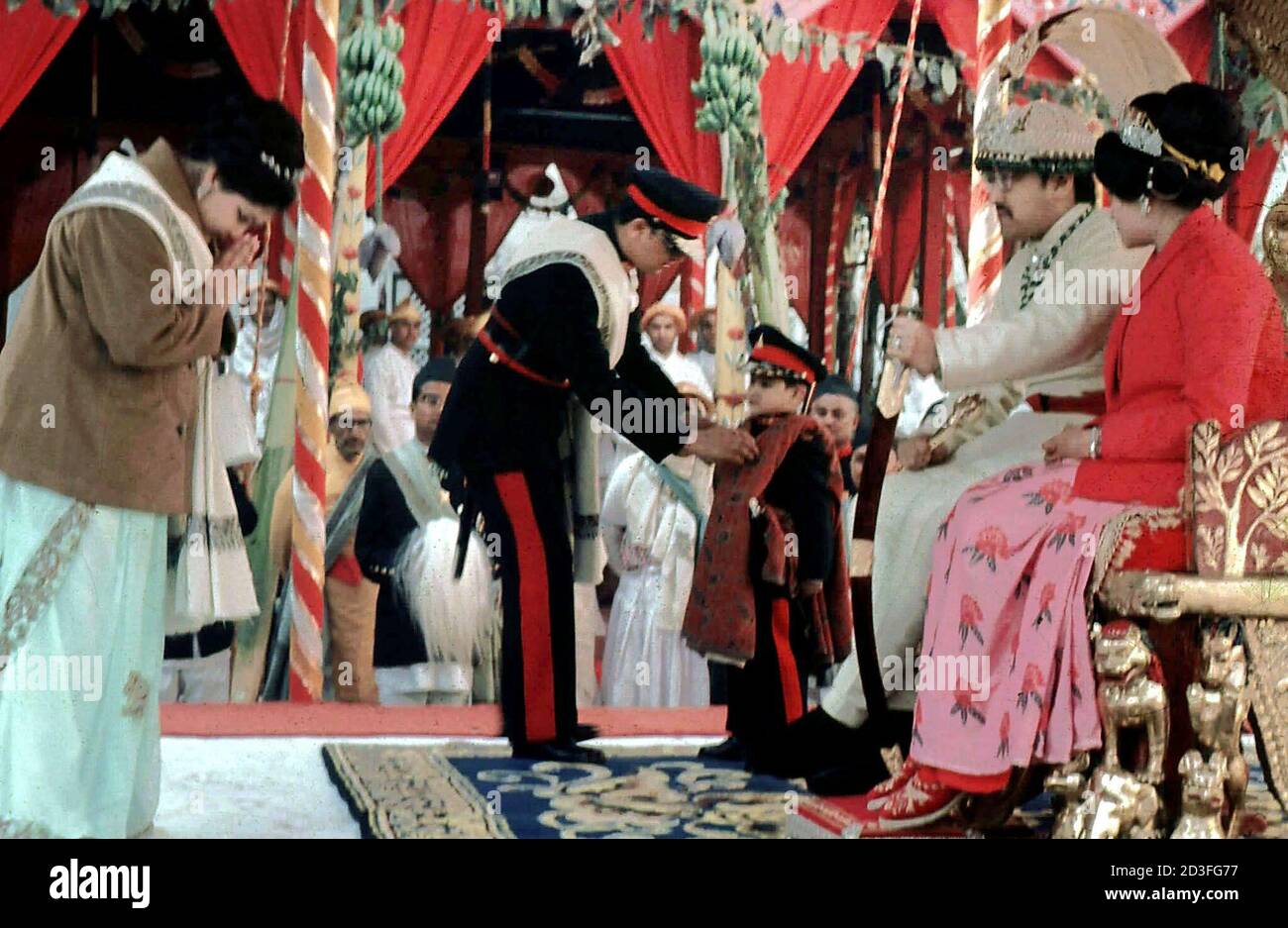 Nepal king birendra queen aishwarya hi-res stock photography and images ...