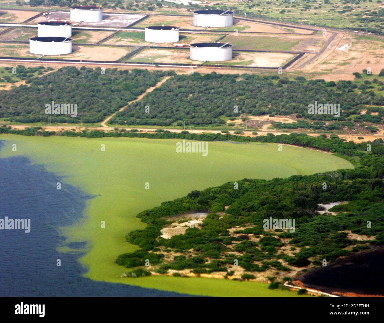 Maracaibo lake venezuela pollution hi-res stock photography and images ...