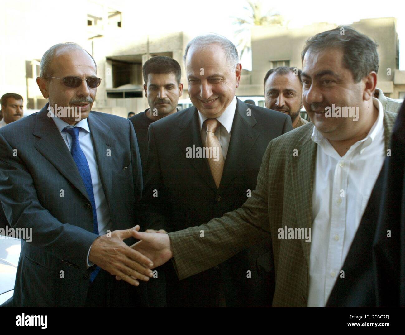 Leaders shake hands hi-res stock photography and images - Alamy