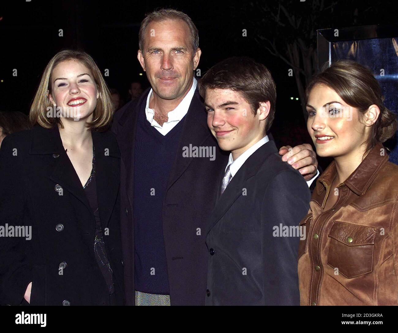 Kevin costner dragonfly 2002 hi-res stock photography and images - Alamy