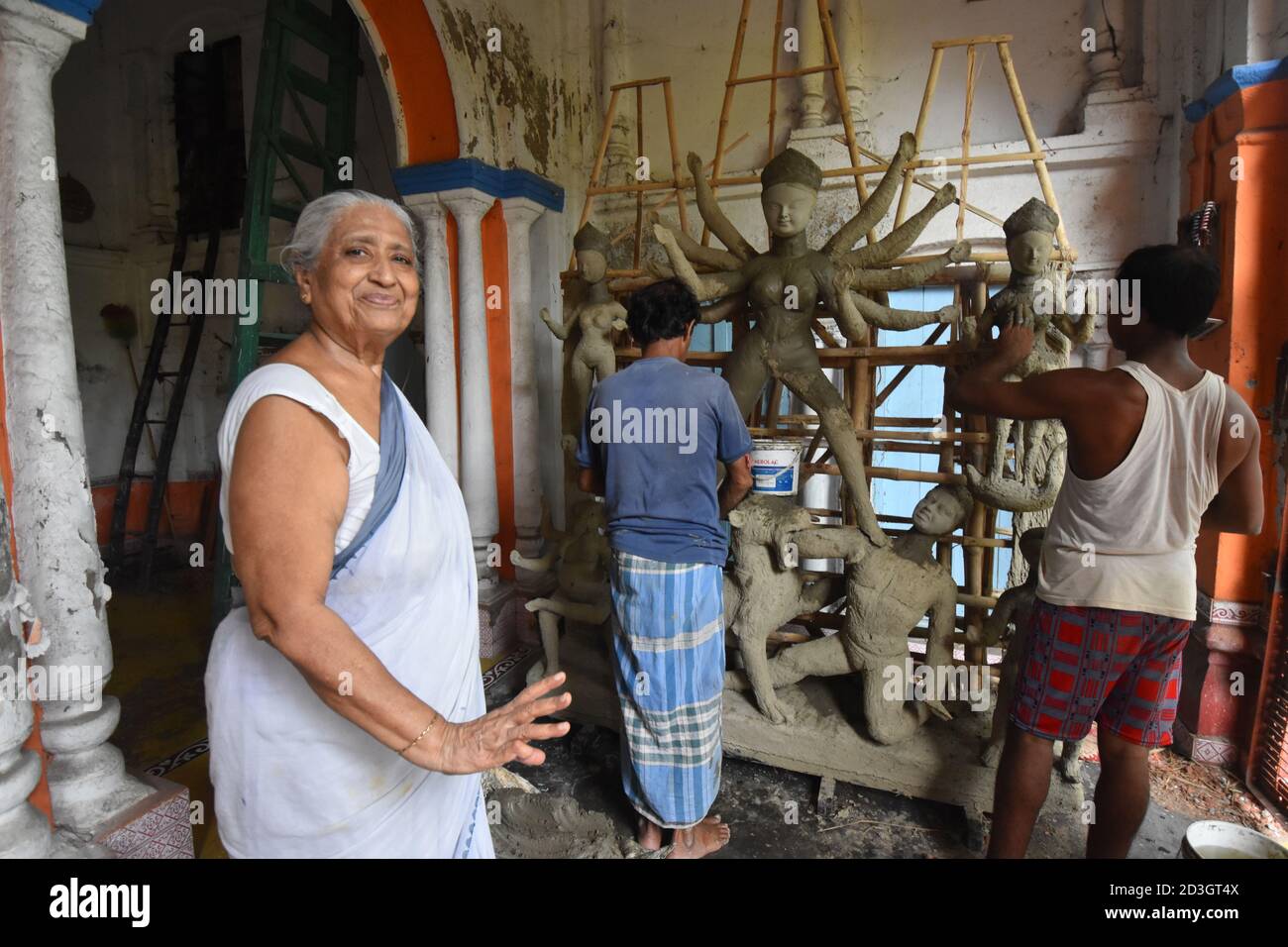 Howrah, India. 08th Oct, 2020. Kabita Dutta Chaudhury (left) describing the history of the 412 ...