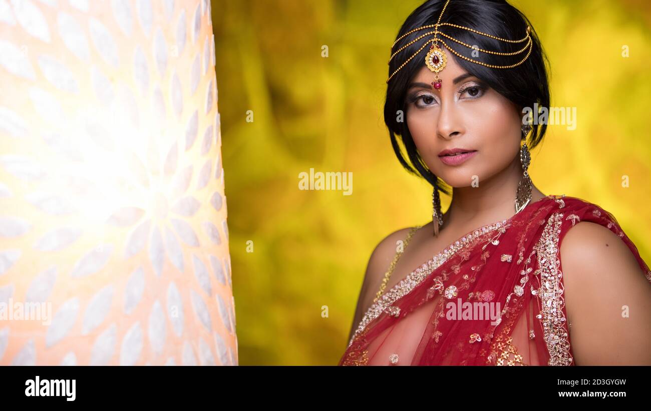 Indian woman in red saree Stock Photo - Alamy
