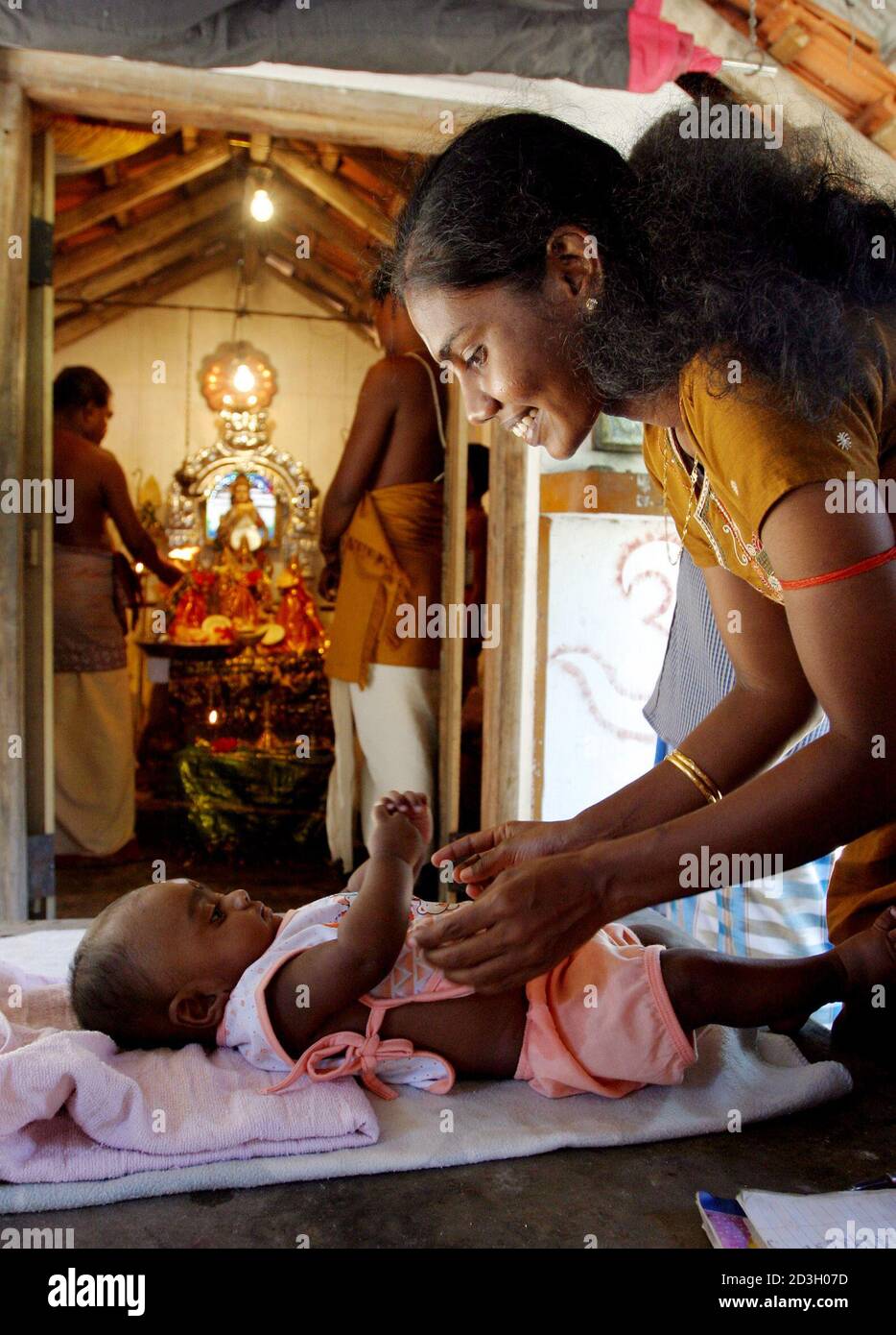 Woman mother baby sri lanka hi-res stock photography and images - Alamy