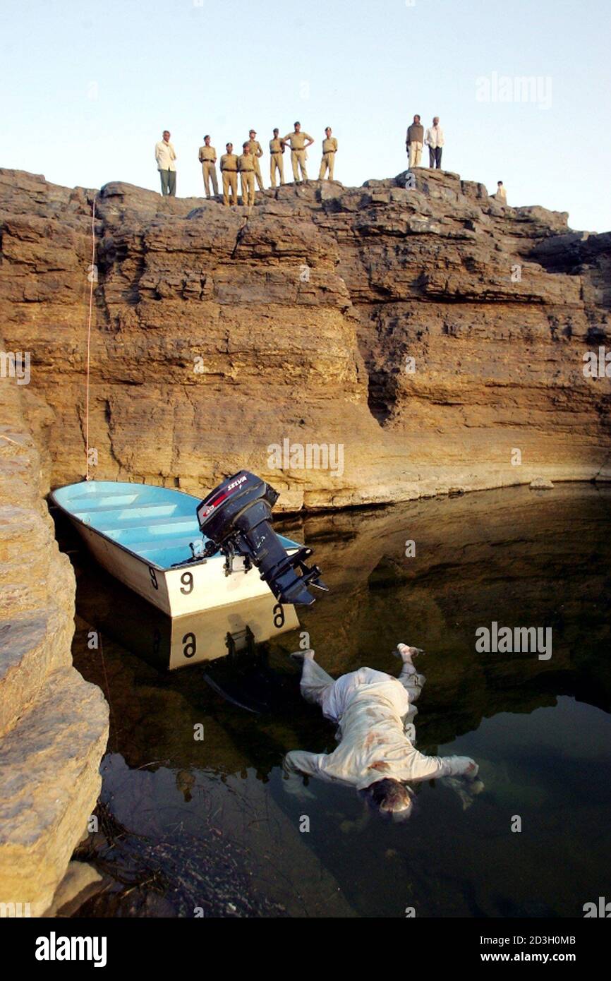 Drowned corpse hi-res stock photography and images - Alamy