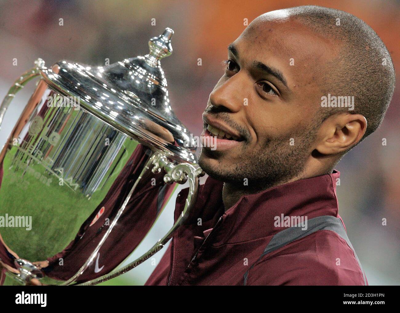 Thierry henry arsenal trophy hi-res stock photography and images - Alamy