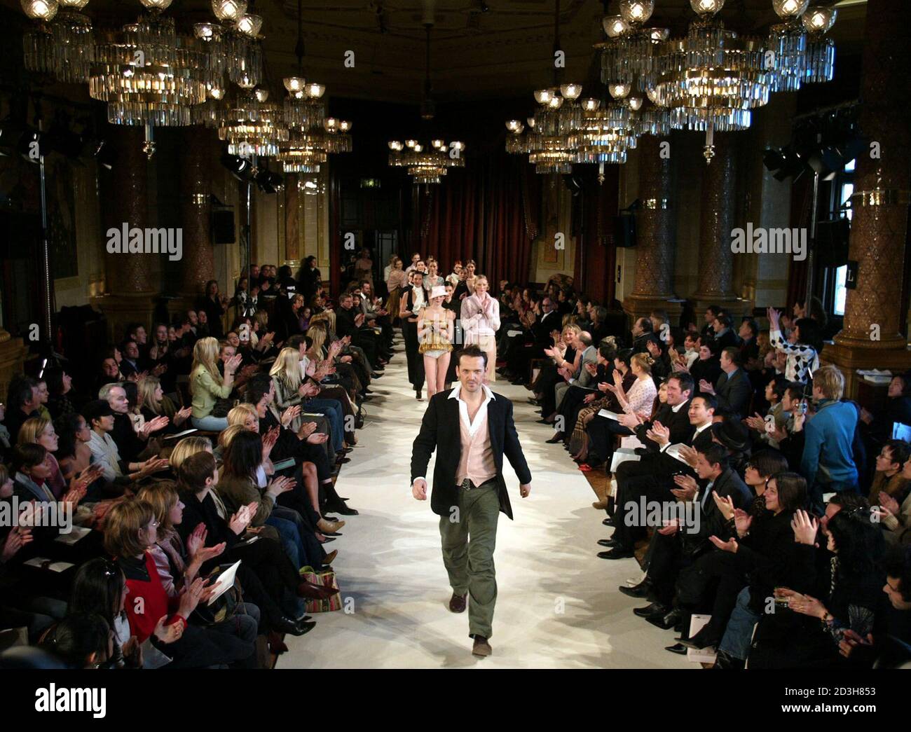 Fashion show catwalk 2001 hi-res stock photography and images - Alamy