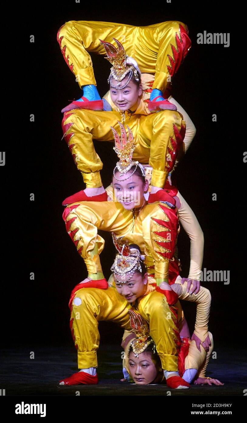 Acrobats and contortionists hi-res stock photography and images - Alamy