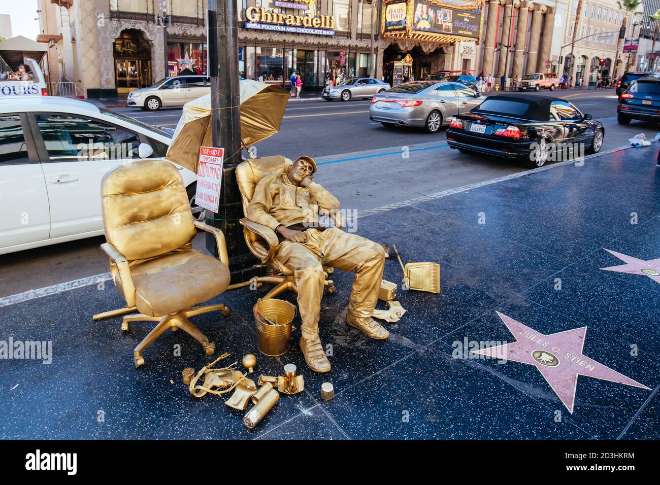 Hollywood Gold Busker in USA Stock Photo - Alamy