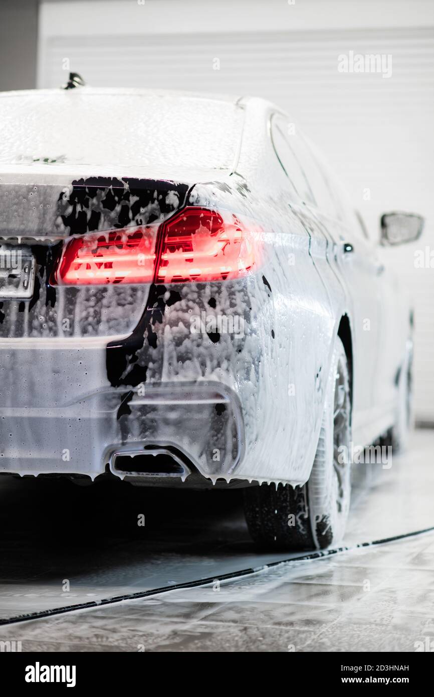 Car covered white flowing foam hi-res stock photography and images - Alamy