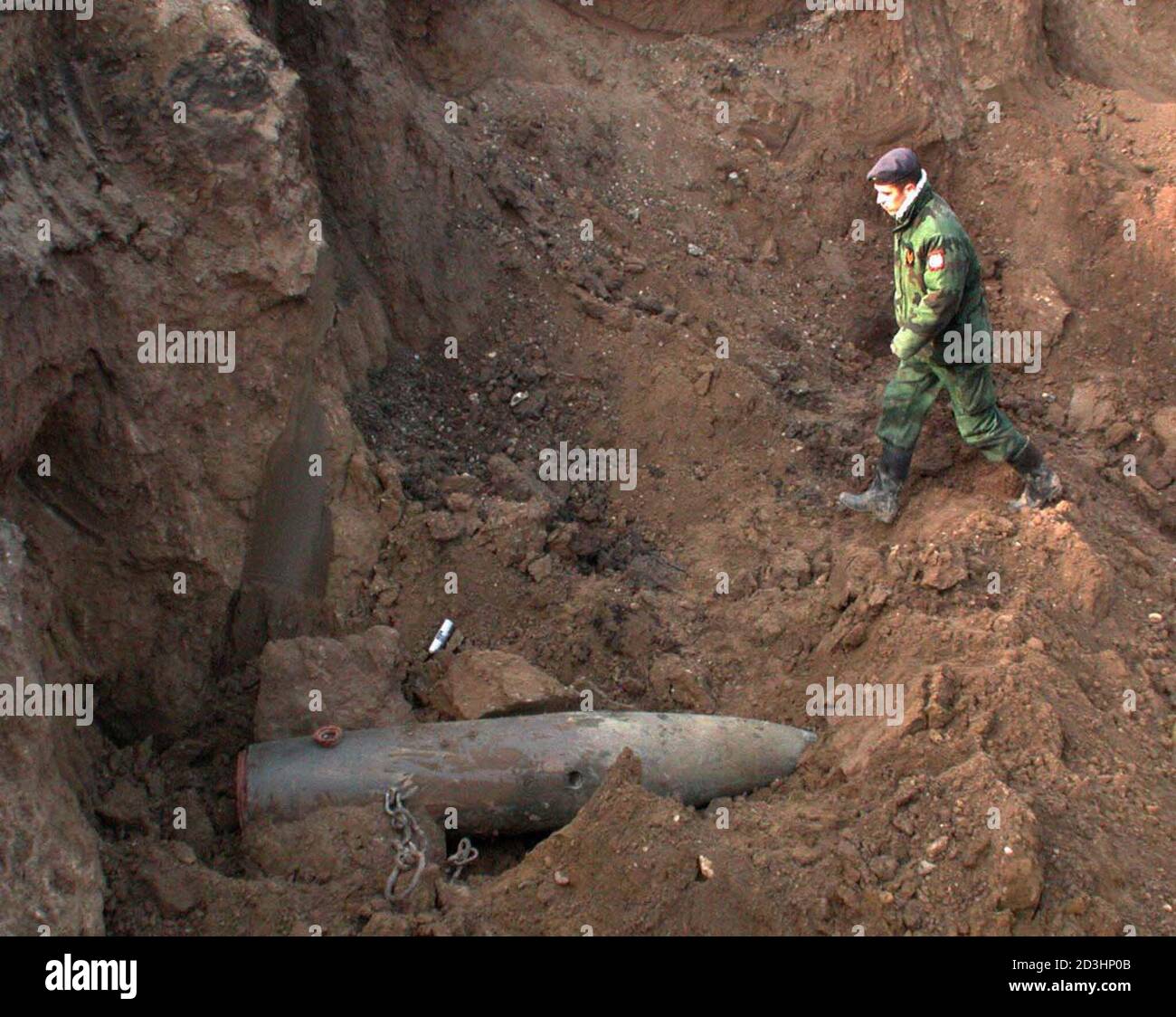 Defusing bombs hi-res stock photography and images - Alamy