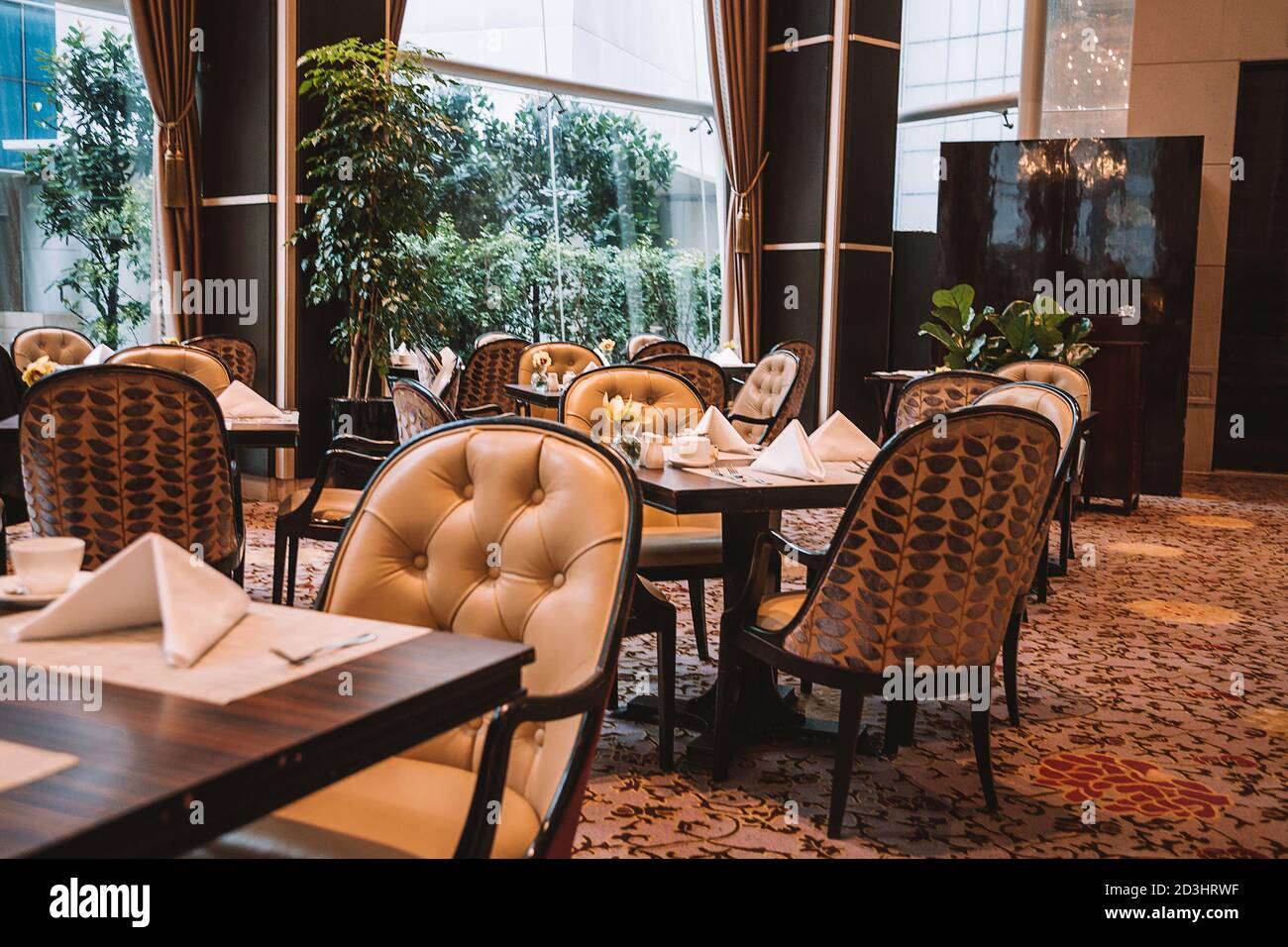 Urban tables inside interiors hi-res stock photography and images - Alamy