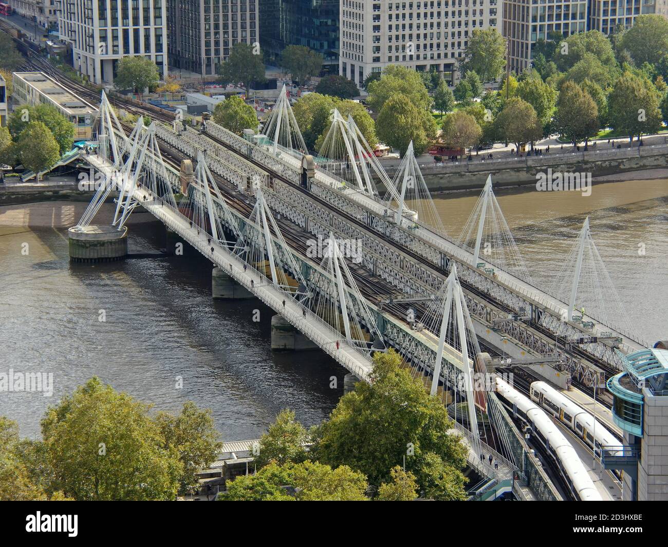 Golden jubilee bridge footbridge hi-res stock photography and images ...