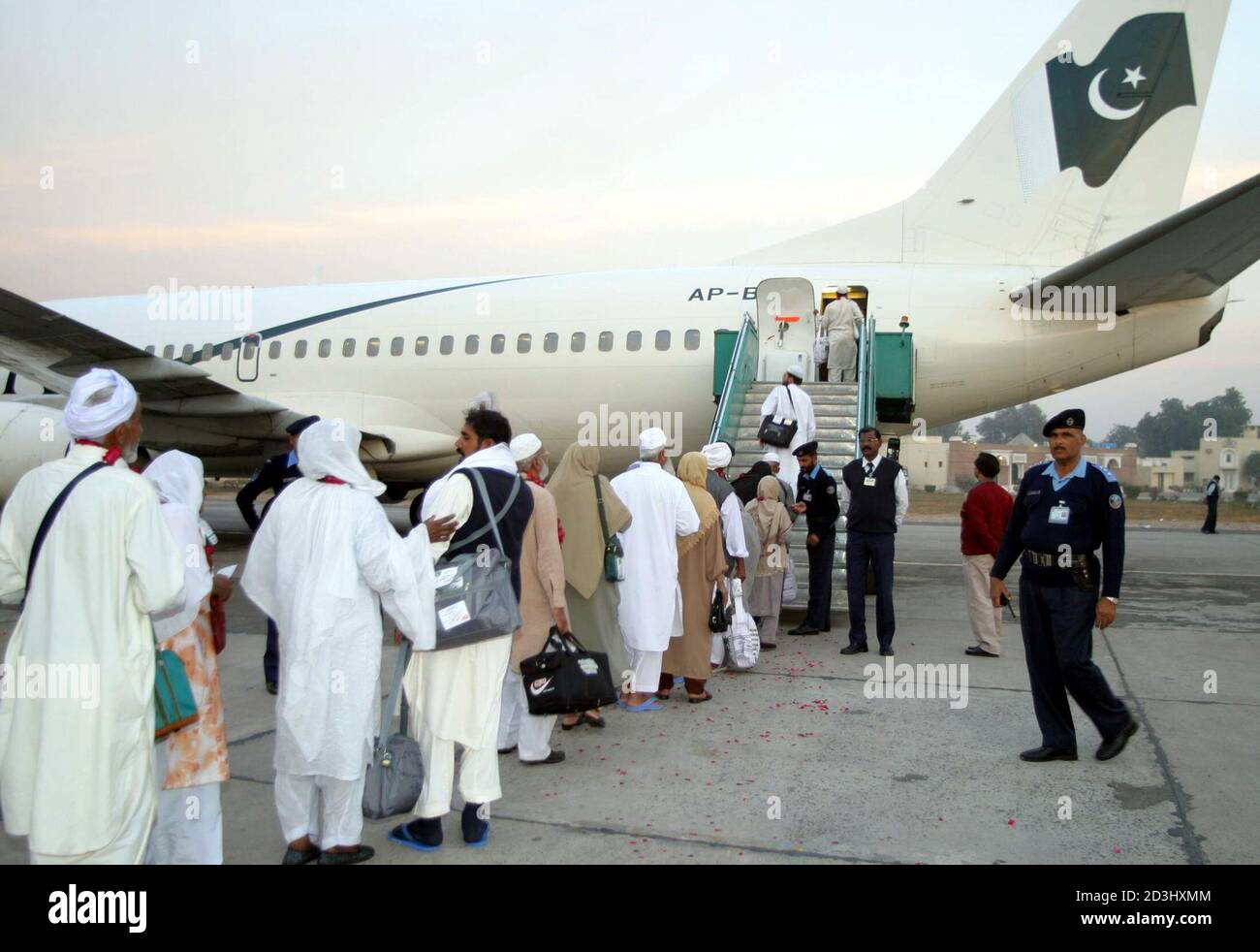 Hajj pilgrims plane hi-res stock photography and images - Alamy