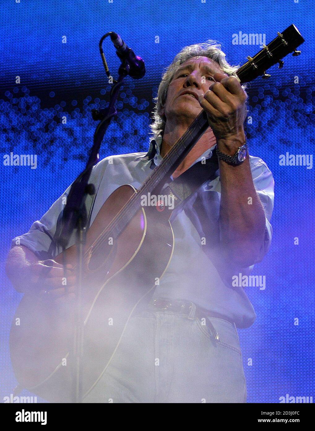 Roger waters in concert london hi-res stock photography and images - Alamy