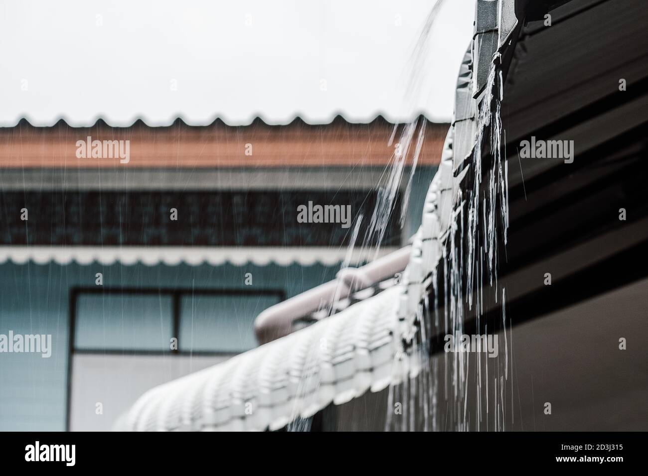 Heavy rain water from roof hi-res stock photography and images - Alamy