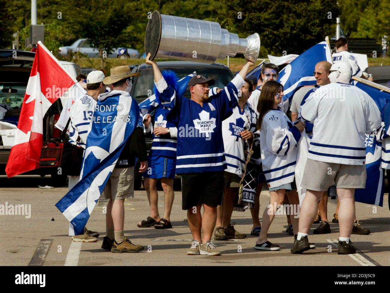 Toronto maple leafs fans hi-res stock photography and images - Alamy