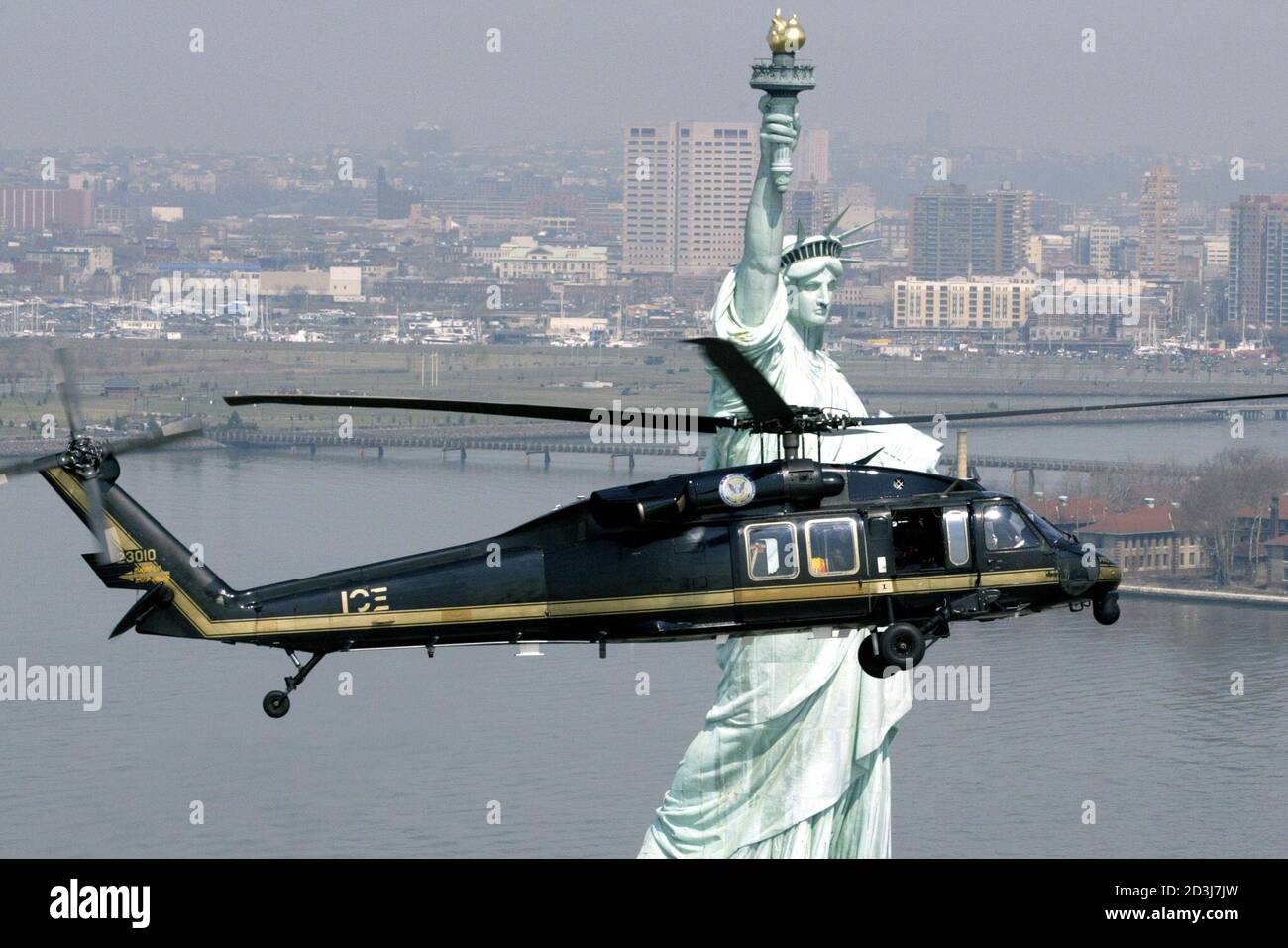 Black hawk helicopter demonstration hi-res stock photography and images ...