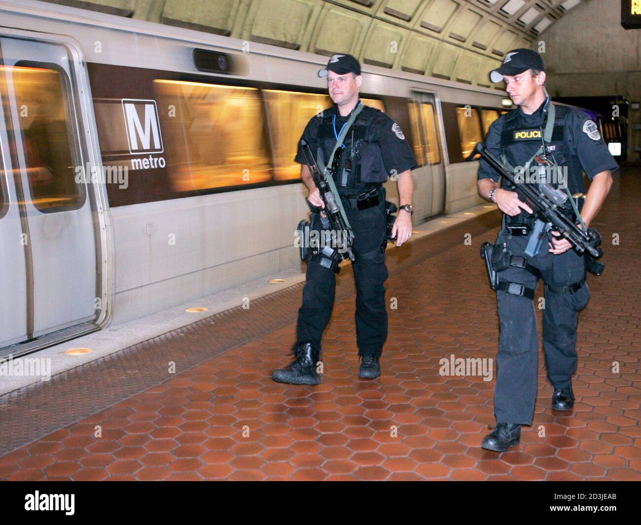 Police containment hi-res stock photography and images - Alamy