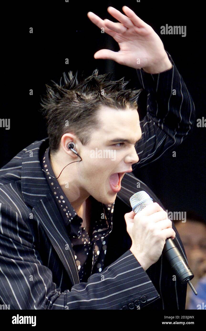 Will young pop idol 2002 hi-res stock photography and images - Alamy