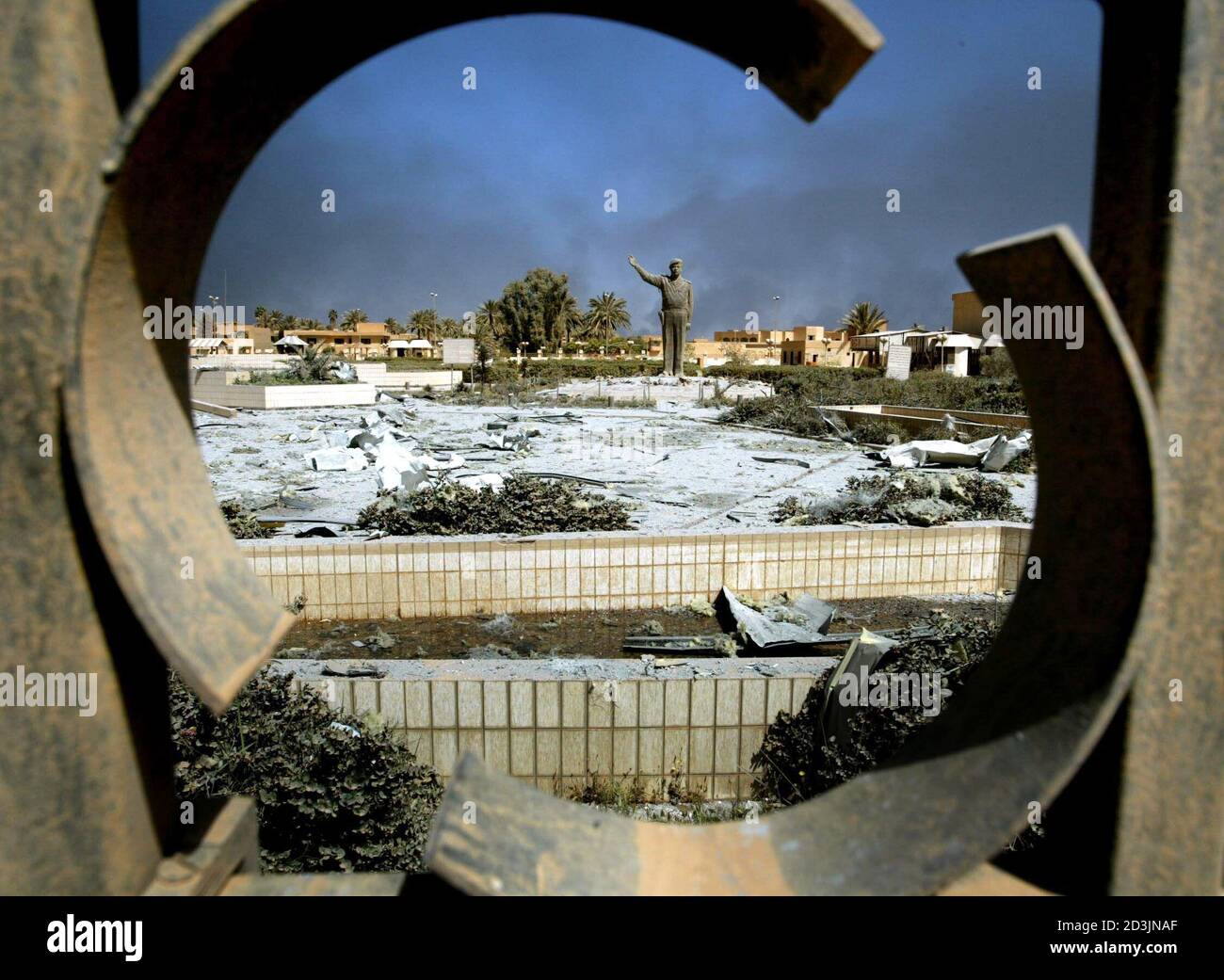 Statue president saddam hussein hi-res stock photography and images - Alamy