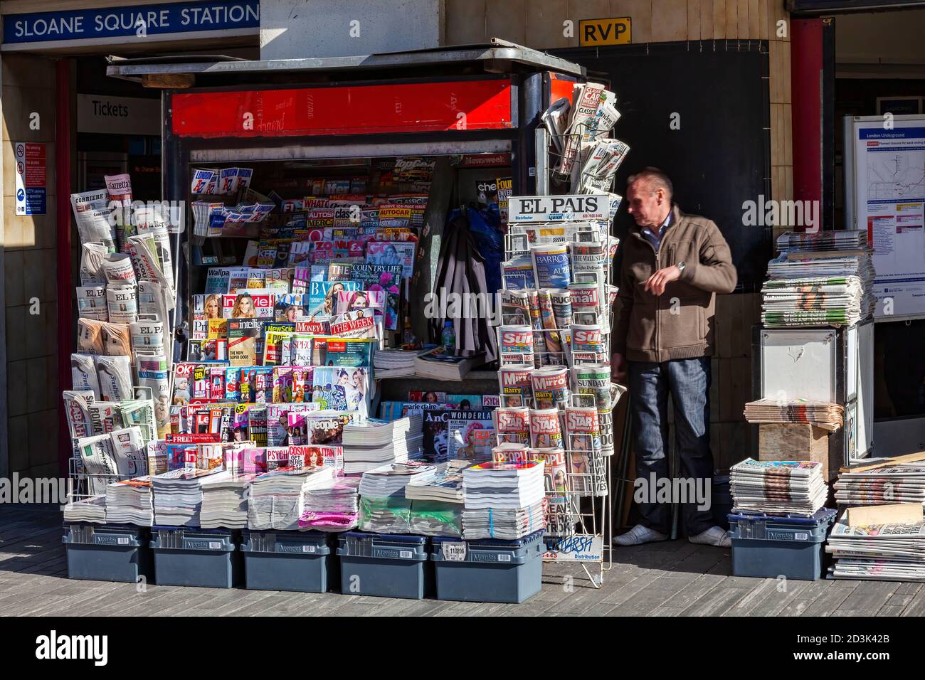 Uk newspapers shop hi-res stock photography and images - Alamy