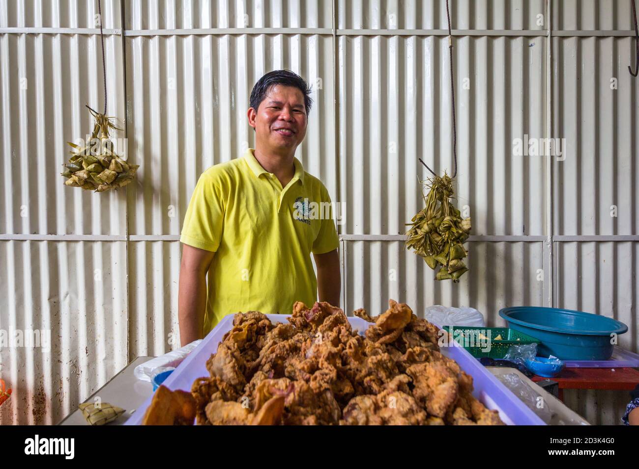 Pungko-pungko vendor with his fried food Stock Photo - Alamy