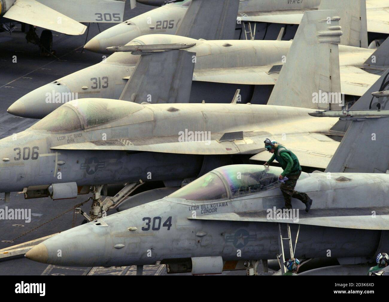 Cleaning Fighter Jet High Resolution Stock Photography and Images - Alamy