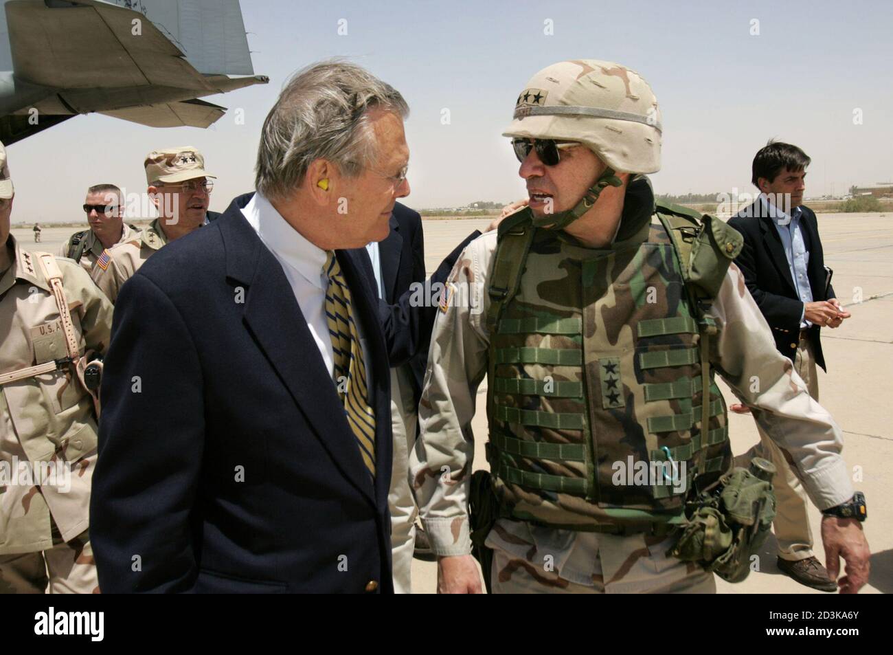 Donald rumsfeld visit iraq hi-res stock photography and images - Alamy