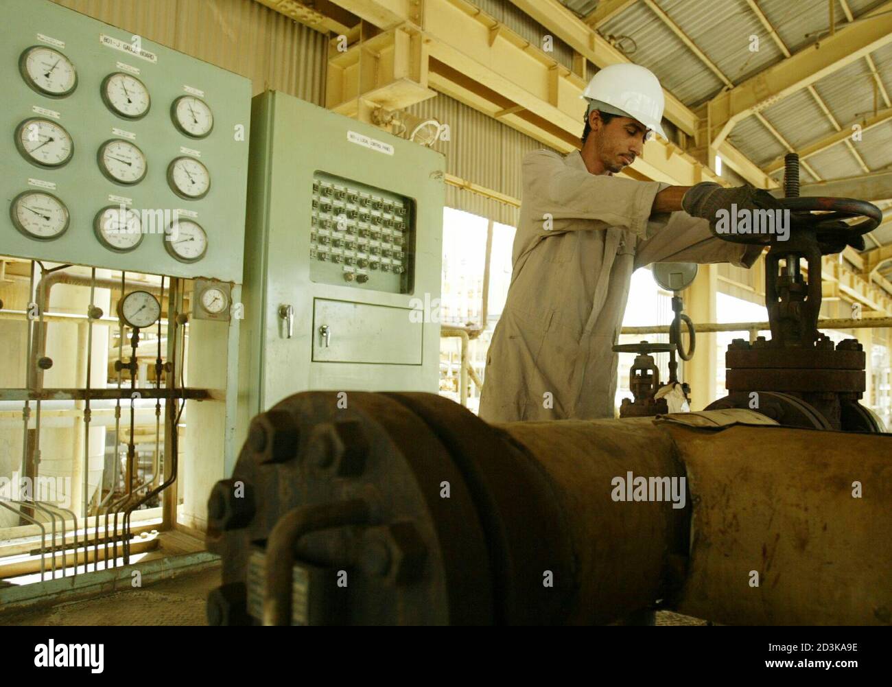 Middle east oil refinery worker hi-res stock photography and images - Alamy