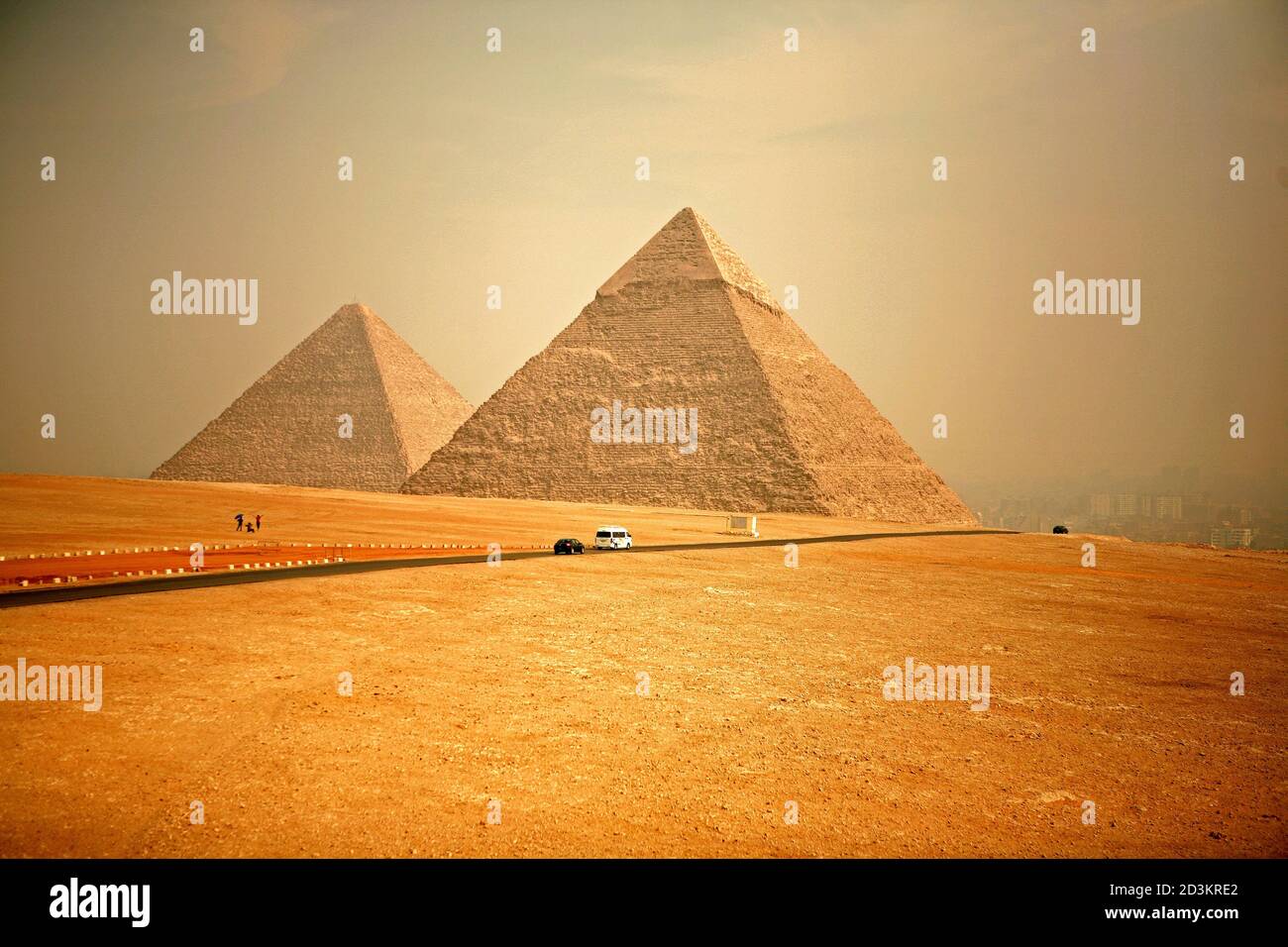 Pyramids giza cars hi-res stock photography and images - Alamy