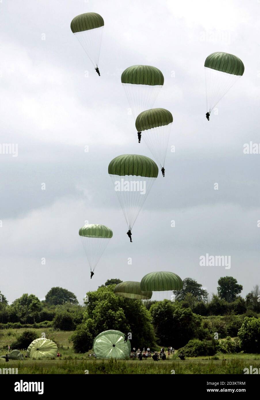 82nd airborne division’s parachute wwii hi-res stock photography and ...