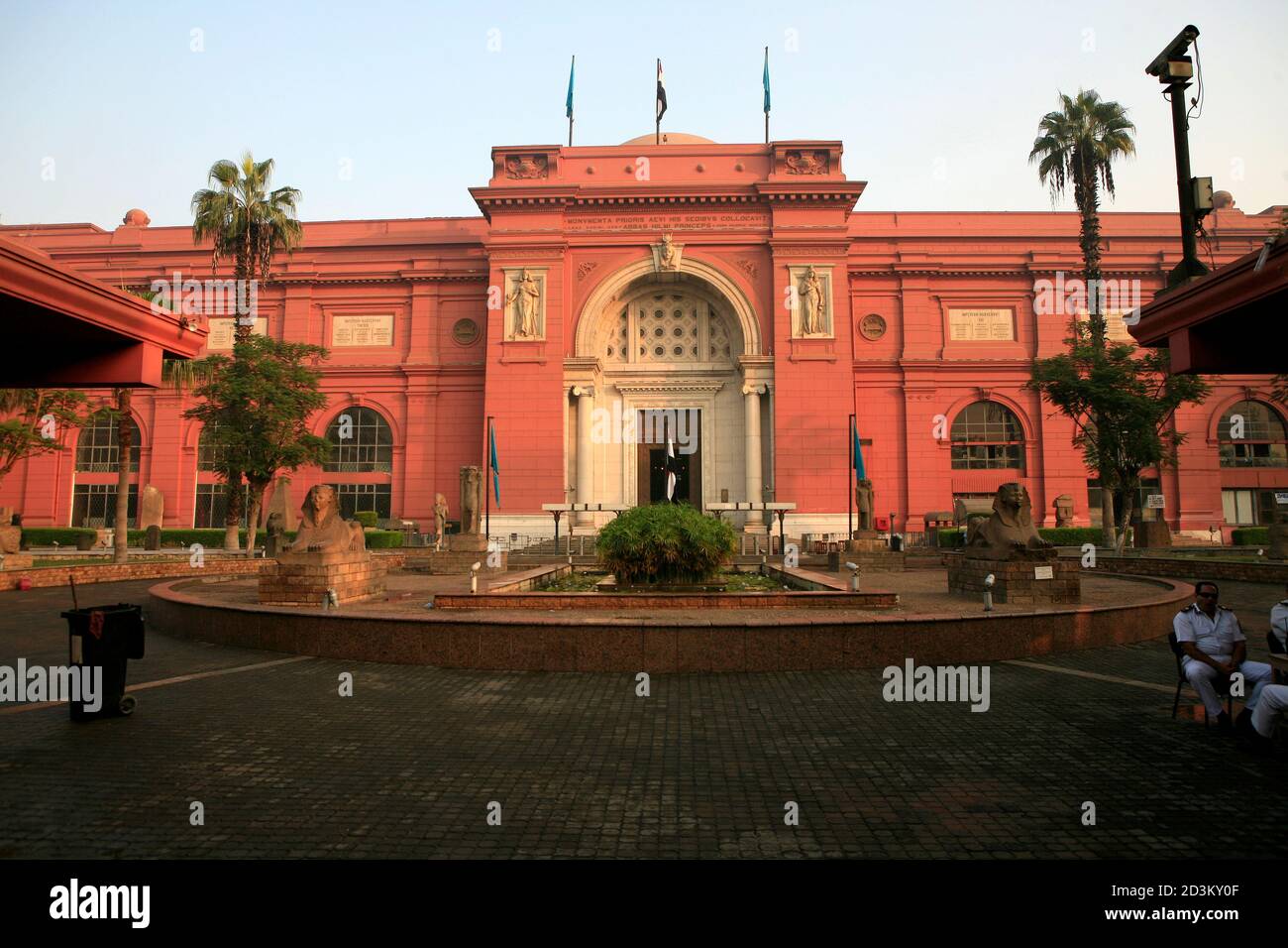 Egyptian facade hi-res stock photography and images - Alamy