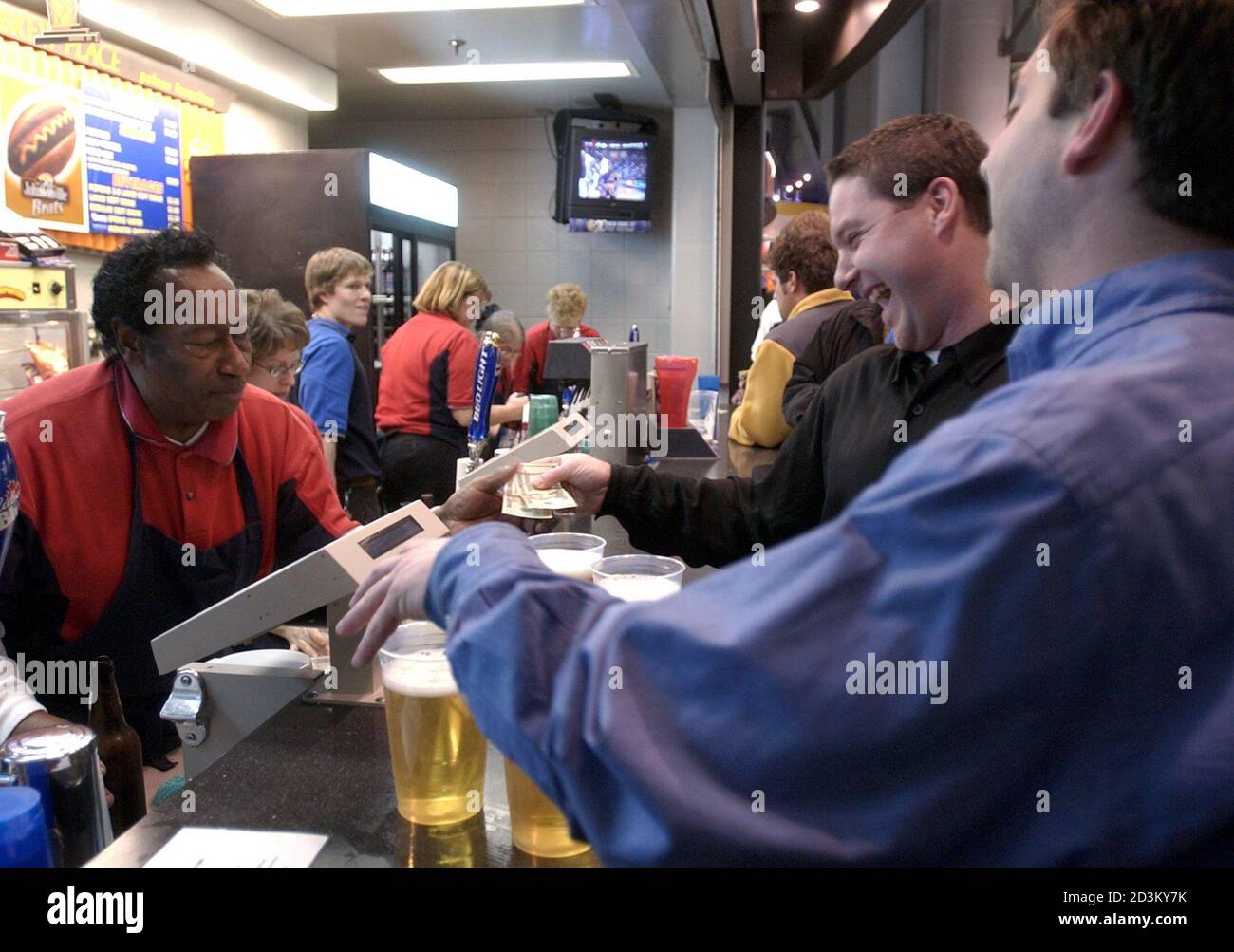 New york knicks fans hi-res stock photography and images - Alamy